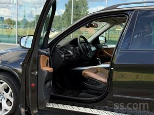 Black BMW X5 2007 in Rezekne, with an engine capacity of 3.00 L and mileage of 358 thousand km for 7990 €, photo 9 on AUTOMOTO.COM.LV