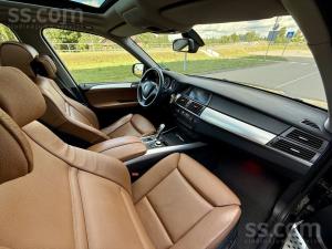 Black BMW X5 2007 in Rezekne, with an engine capacity of 3.00 L and mileage of 358 thousand km for 7990 €, photo 12 on AUTOMOTO.COM.LV