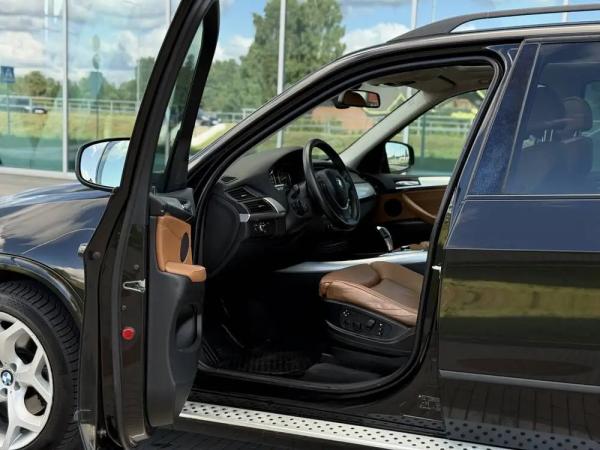 Black BMW X5 2007 in Rezekne, with an engine capacity of 3.00 L and mileage of 358 thousand km for 7990 €, photo 8 on AUTOMOTO.COM.LV