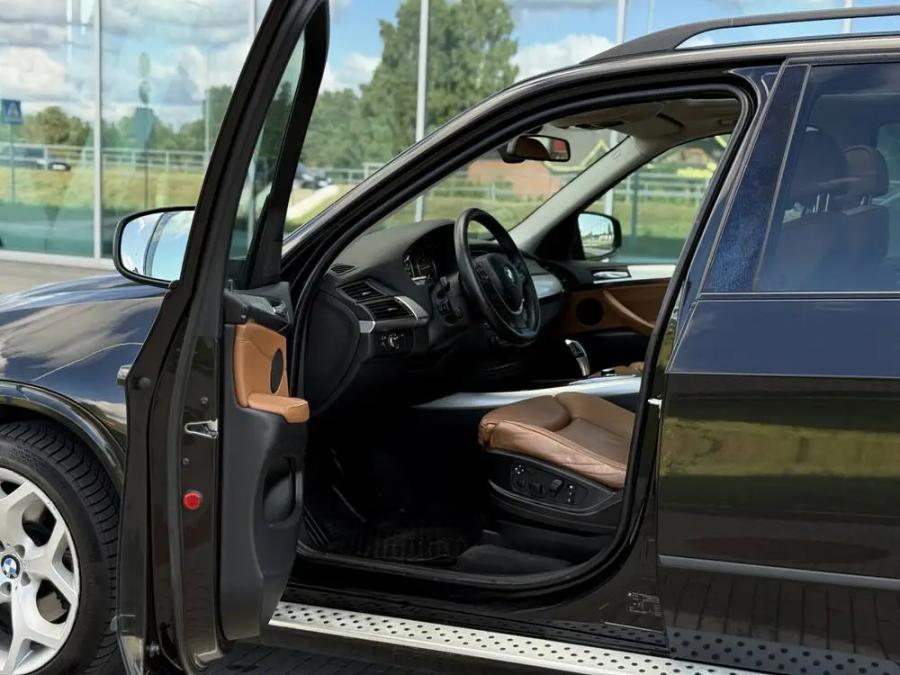 Black BMW X5 2007 in Rezekne, with an engine capacity of 3.00 L and mileage of 358 thousand km for 7990 €, photo 9 on AUTOMOTO.COM.LV