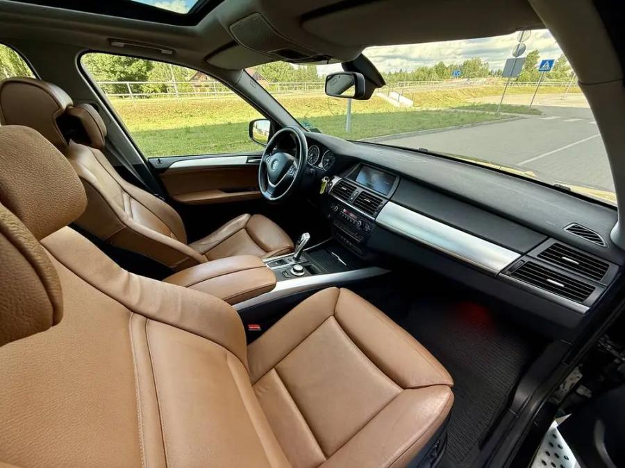 Black BMW X5 2007 in Rezekne, with an engine capacity of 3.00 L and mileage of 358 thousand km for 7990 €, photo 12 on AUTOMOTO.COM.LV