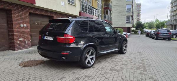 Black BMW X5 2007 in Vilnius, with an engine capacity of 2.99 L and mileage of 343 thousand km for 6300 €, photo 1 on AUTOMOTO.COM.LV