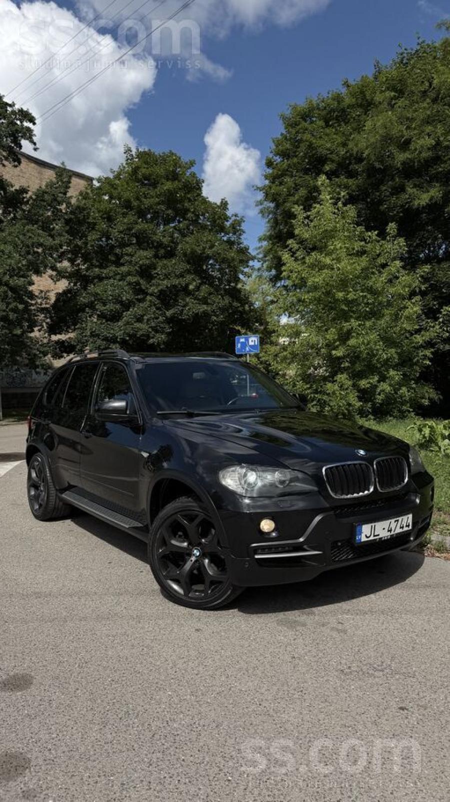 Black BMW X5 2007 in Riga, with an engine capacity of 3.00 L and mileage of 264 thousand km for 8800 €, photo 1 on AUTOMOTO.COM.LV