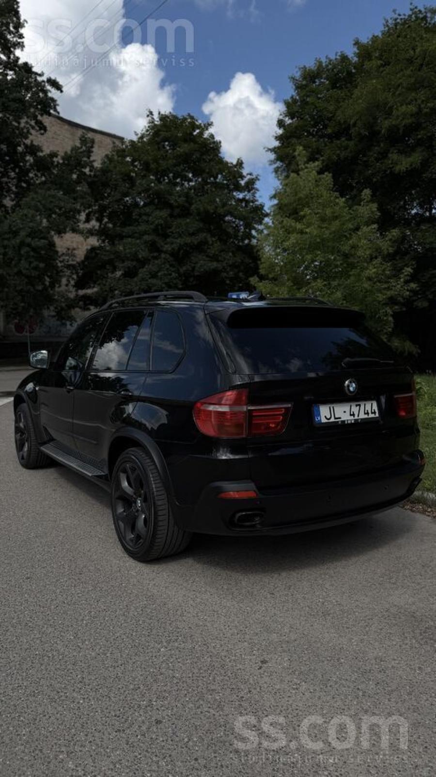 Black BMW X5 2007 in Riga, with an engine capacity of 3.00 L and mileage of 264 thousand km for 8800 €, photo 8 on AUTOMOTO.COM.LV