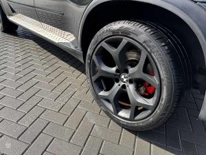 Black BMW X5 2007 in Telschi, with an engine capacity of 2.99 L and mileage of 256 thousand km for 7500 €, photo 12 on AUTOMOTO.COM.LV
