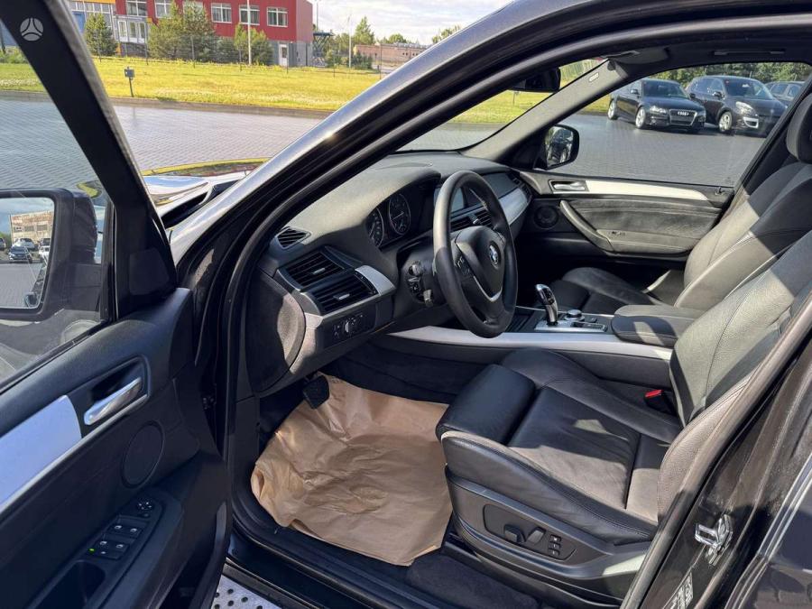 Black BMW X5 2007 in Telschi, with an engine capacity of 2.99 L and mileage of 256 thousand km for 7500 €, photo 16 on AUTOMOTO.COM.LV