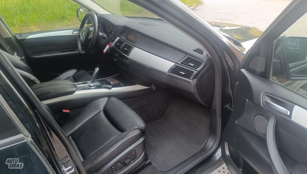 Black BMW X5 2007 in Alytus, with an engine capacity of 3.00 L and mileage of 320 thousand km for 6950 €, photo 7 on AUTOMOTO.COM.LV