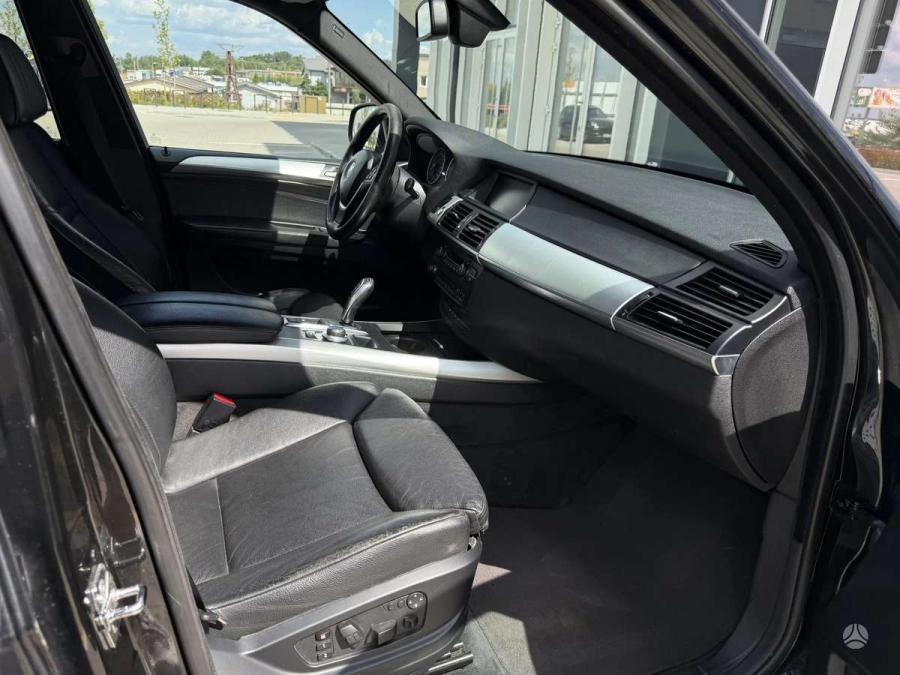 Black BMW X5 2007 in Vilnius, with an engine capacity of 2.99 L and mileage of 209 thousand km for 7700 €, photo 12 on AUTOMOTO.COM.LV