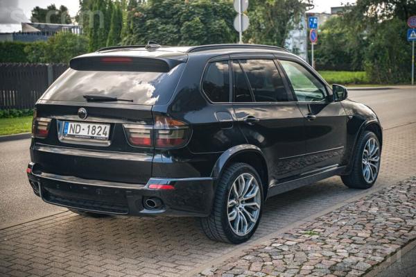 Black BMW X5 2007 in Riga, with an engine capacity of 3.00 L and mileage of 383 thousand km for 5990 €, photo 4 on AUTOMOTO.COM.LV