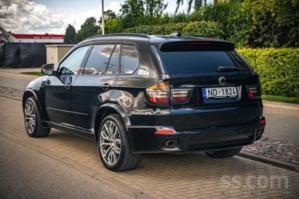 Black BMW X5 2007 in Riga, with an engine capacity of 3.00 L and mileage of 383 thousand km for 5990 €, photo 6 on AUTOMOTO.COM.LV
