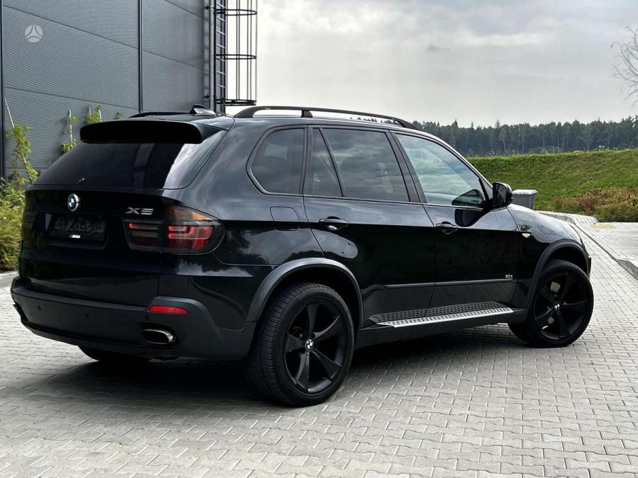 Black BMW X5 2007 in Vilnius, with an engine capacity of 2.99 L and mileage of 334 thousand km for 7999 €, photo 6 on AUTOMOTO.COM.LV