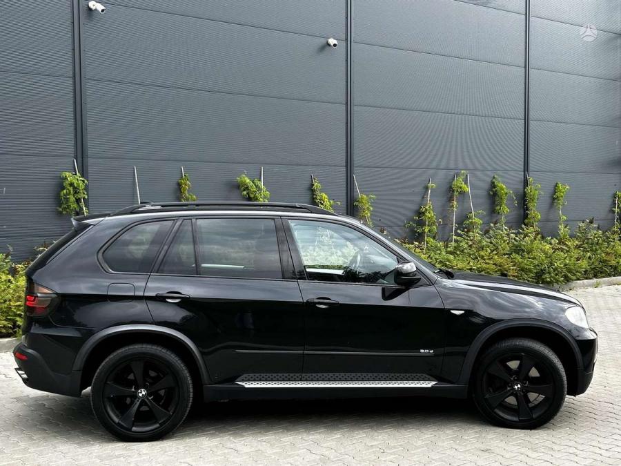 Black BMW X5 2007 in Vilnius, with an engine capacity of 2.99 L and mileage of 334 thousand km for 7999 €, photo 7 on AUTOMOTO.COM.LV