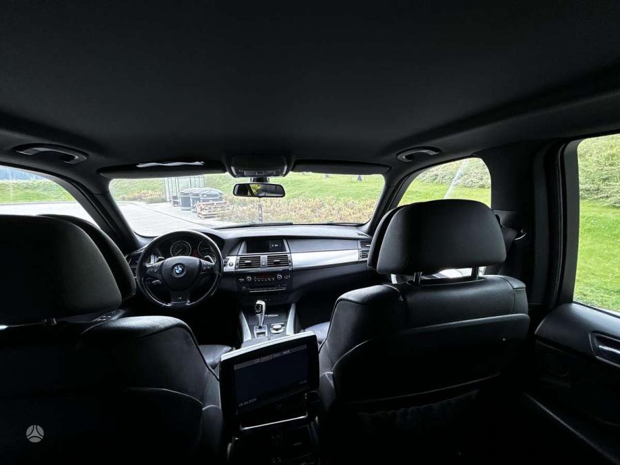 Black BMW X5 2007 in Vilnius, with an engine capacity of 2.99 L and mileage of 334 thousand km for 7999 €, photo 14 on AUTOMOTO.COM.LV