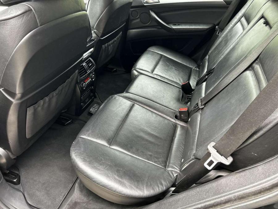 Black BMW X5 2007 in Vilnius, with an engine capacity of 2.99 L and mileage of 334 thousand km for 7999 €, photo 15 on AUTOMOTO.COM.LV