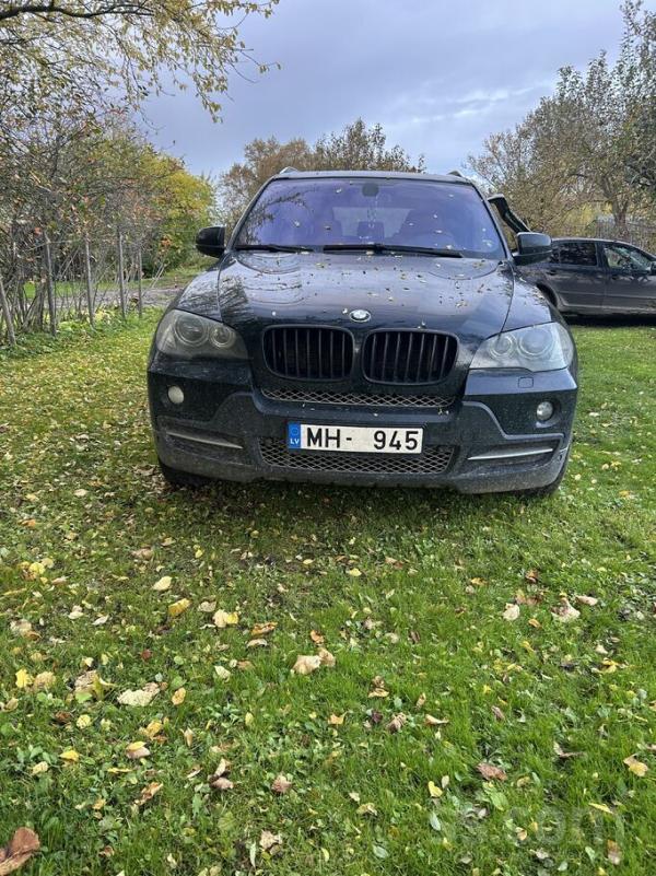 Black BMW X5 2007 in Bauska, with an engine capacity of 3.00 L and mileage of 373 thousand km for 5500 €, photo 2 on AUTOMOTO.COM.LV