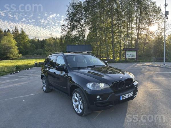 Black BMW X5 2007 in Tukums, with an engine capacity of 3.00 L and mileage of 435 thousand km for 7000 €, photo 1 on AUTOMOTO.COM.LV