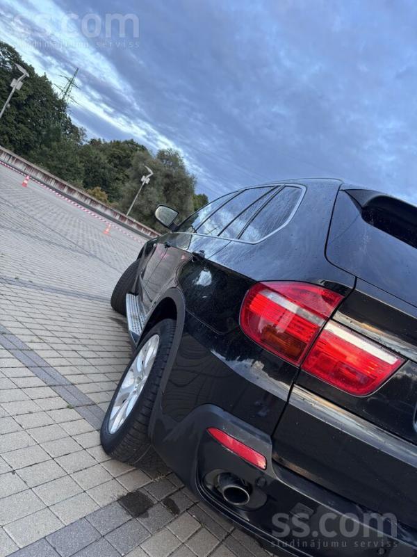 Black BMW X5 2007 in Riga, with an engine capacity of 3.00 L and mileage of 311 thousand km for 8350 €, photo 8 on AUTOMOTO.COM.LV