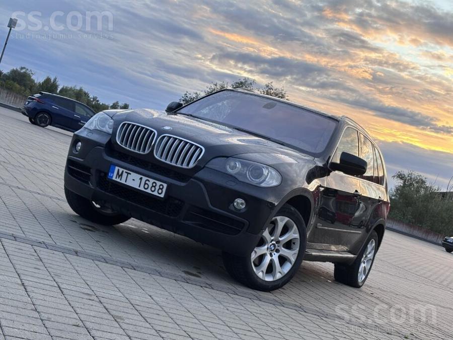Black BMW X5 2007 in Riga, with an engine capacity of 3.00 L and mileage of 311 thousand km for 8350 €, photo 1 on AUTOMOTO.COM.LV