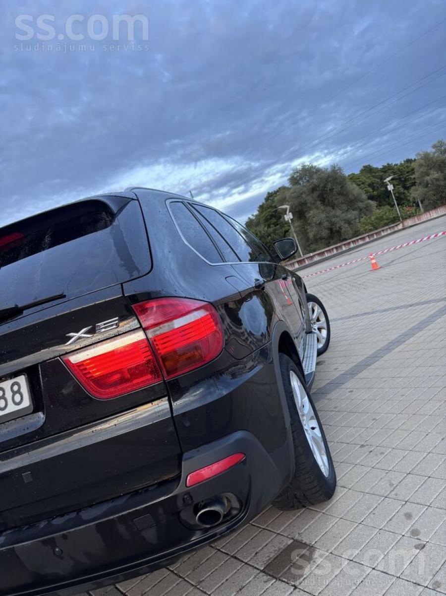 Black BMW X5 2007 in Riga, with an engine capacity of 3.00 L and mileage of 311 thousand km for 8350 €, photo 8 on AUTOMOTO.COM.LV