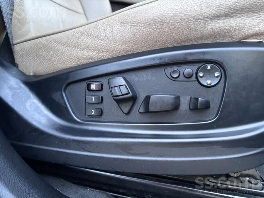 Black BMW X5 2007 in Riga, with an engine capacity of 3.00 L and mileage of 311 thousand km for 8350 €, photo 12 on AUTOMOTO.COM.LV