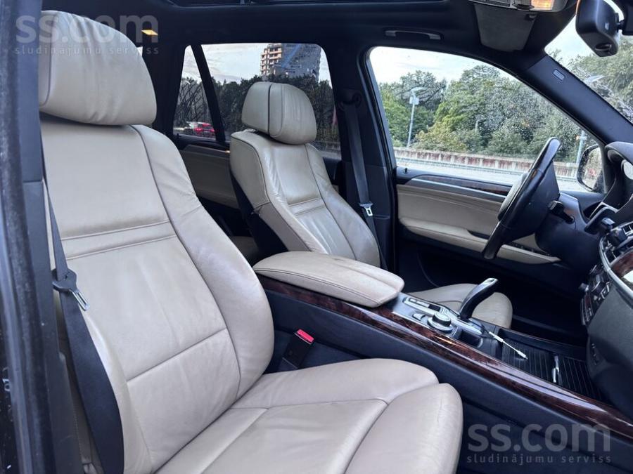 Black BMW X5 2007 in Riga, with an engine capacity of 3.00 L and mileage of 311 thousand km for 8350 €, photo 14 on AUTOMOTO.COM.LV