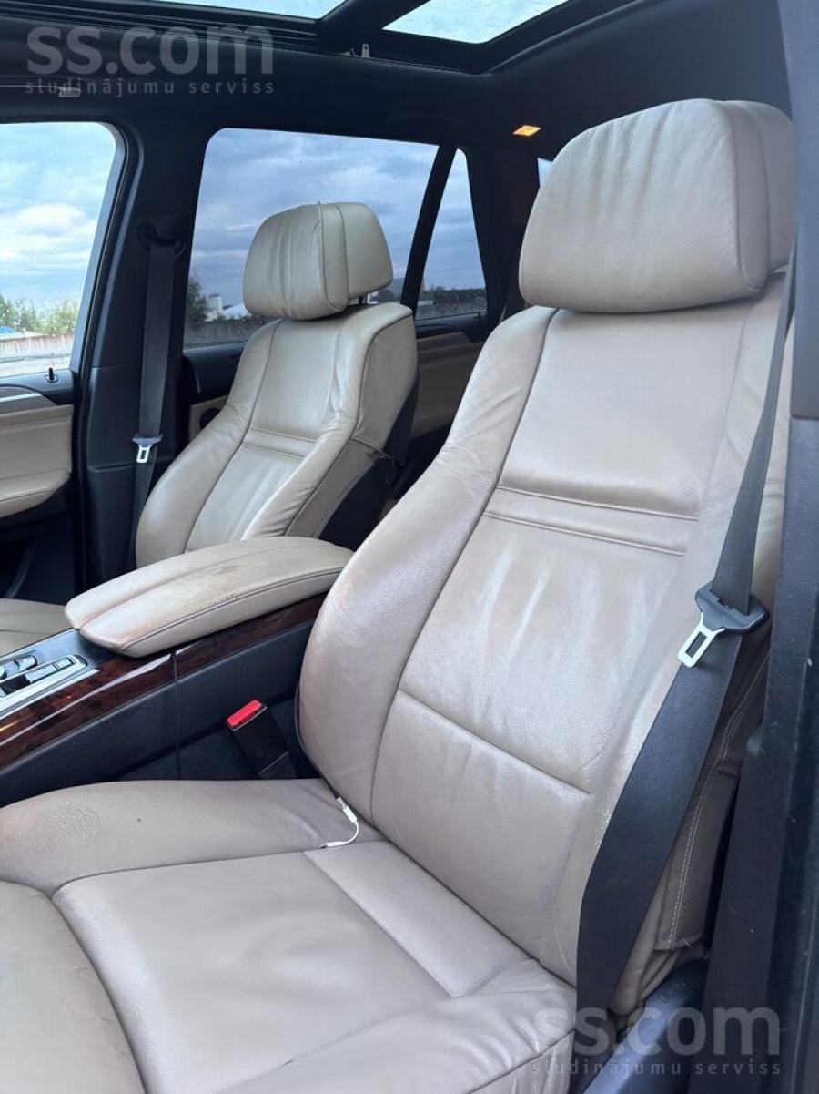 Black BMW X5 2007 in Riga, with an engine capacity of 3.00 L and mileage of 311 thousand km for 8350 €, photo 18 on AUTOMOTO.COM.LV