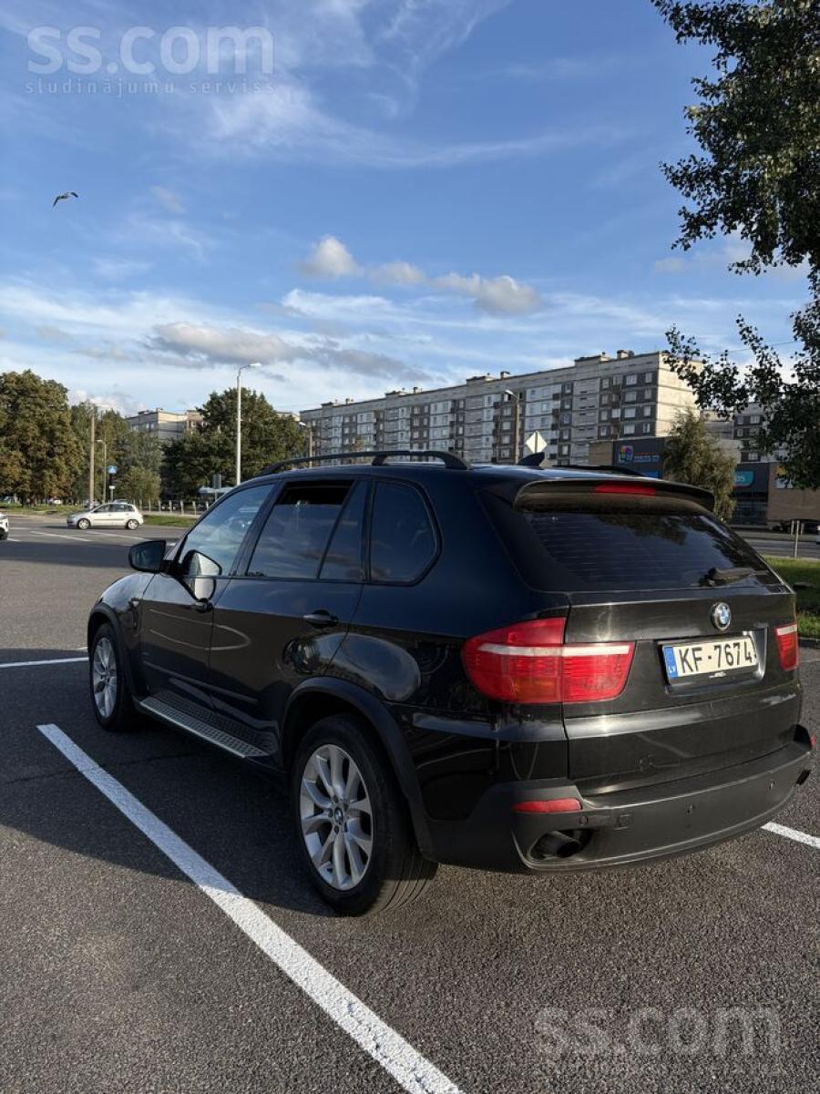 Black BMW X5 2007 in Riga, with an engine capacity of 3.00 L and mileage of 249 thousand km for 8200 €, photo 3 on AUTOMOTO.COM.LV