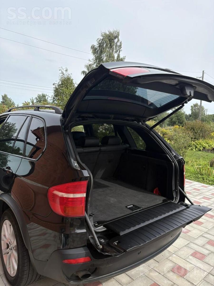 Black BMW X5 2007 in Riga, with an engine capacity of 3.00 L and mileage of 249 thousand km for 8200 €, photo 5 on AUTOMOTO.COM.LV