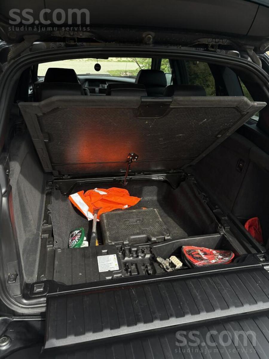 Black BMW X5 2007 in Riga, with an engine capacity of 3.00 L and mileage of 249 thousand km for 8200 €, photo 6 on AUTOMOTO.COM.LV