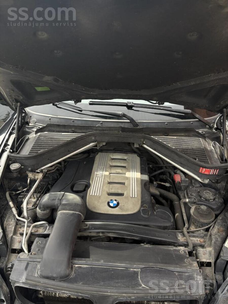 Black BMW X5 2007 in Riga, with an engine capacity of 3.00 L and mileage of 249 thousand km for 8200 €, photo 7 on AUTOMOTO.COM.LV
