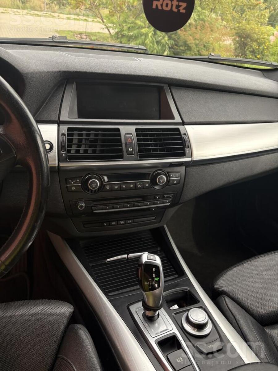Black BMW X5 2007 in Riga, with an engine capacity of 3.00 L and mileage of 249 thousand km for 8200 €, photo 15 on AUTOMOTO.COM.LV
