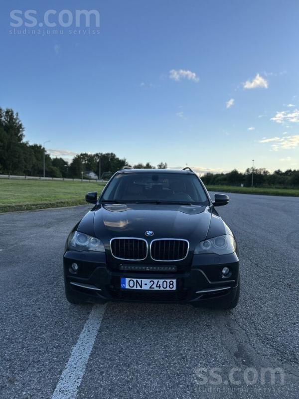 Black BMW X5 2007 in Riga, with an engine capacity of 3.00 L and mileage of 570 thousand km for 5900 €, photo 1 on AUTOMOTO.COM.LV