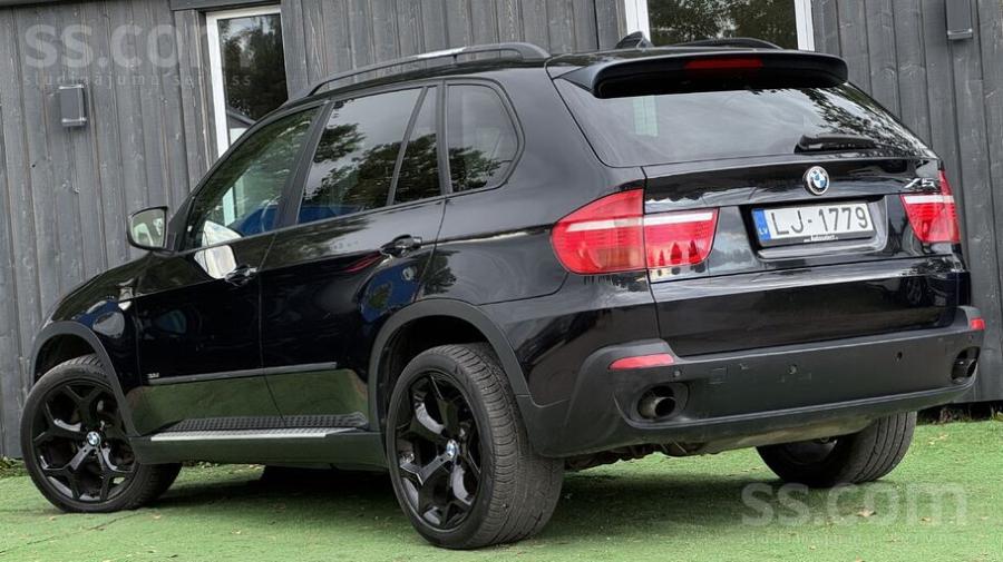 Black BMW X5 2007 in Riga, with an engine capacity of 3.00 L and mileage of 242 thousand km for 7850 €, photo 4 on AUTOMOTO.COM.LV