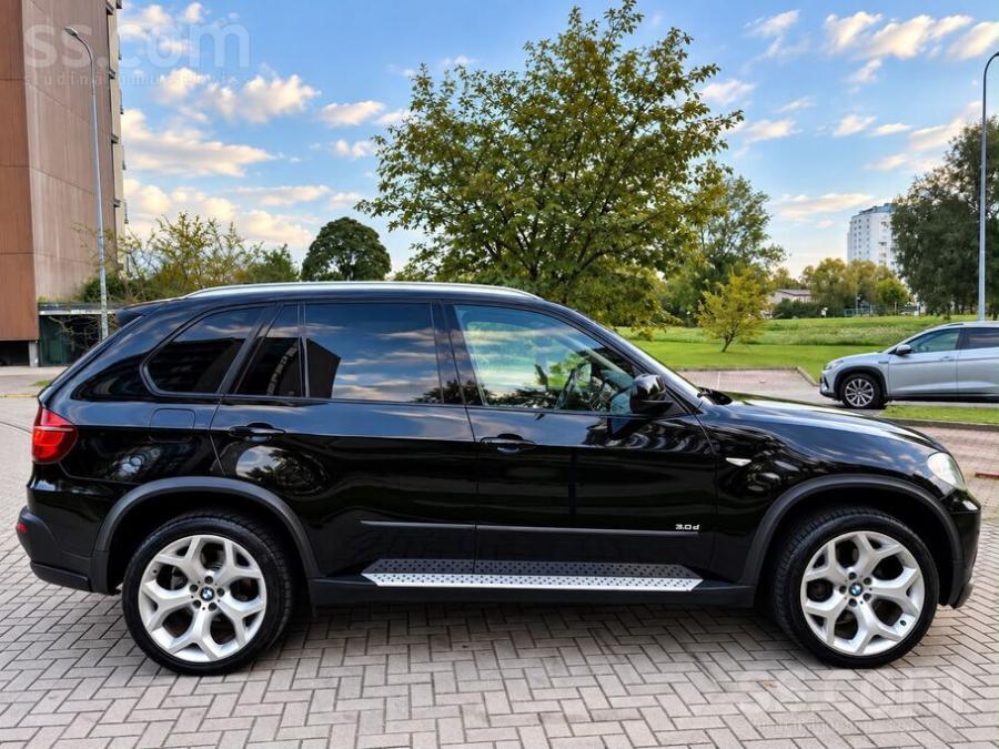 Black BMW X5 2007 in Riga, with an engine capacity of 3.00 L and mileage of 340 thousand km for 7990 €, photo 4 on AUTOMOTO.COM.LV