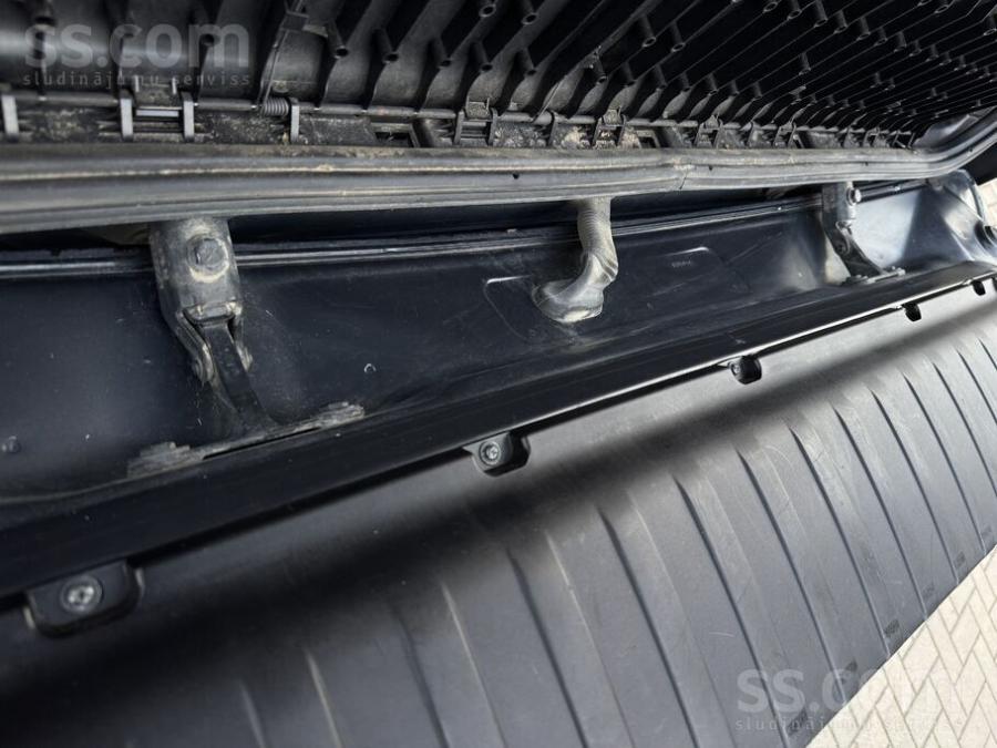Black BMW X5 2007 in Riga, with an engine capacity of 3.00 L and mileage of 340 thousand km for 7990 €, photo 8 on AUTOMOTO.COM.LV