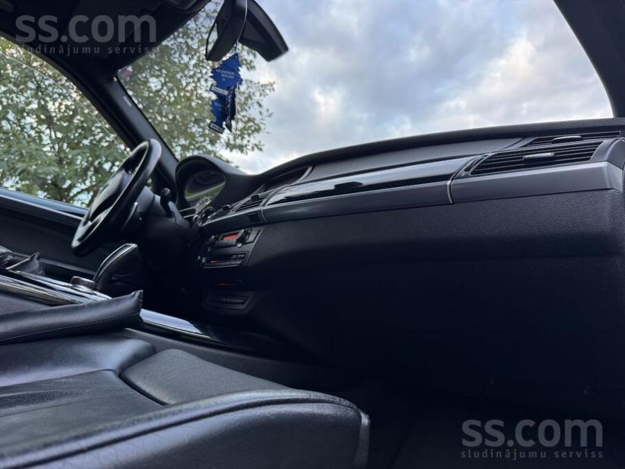 Black BMW X5 2007 in Riga, with an engine capacity of 3.00 L and mileage of 340 thousand km for 7990 €, photo 12 on AUTOMOTO.COM.LV