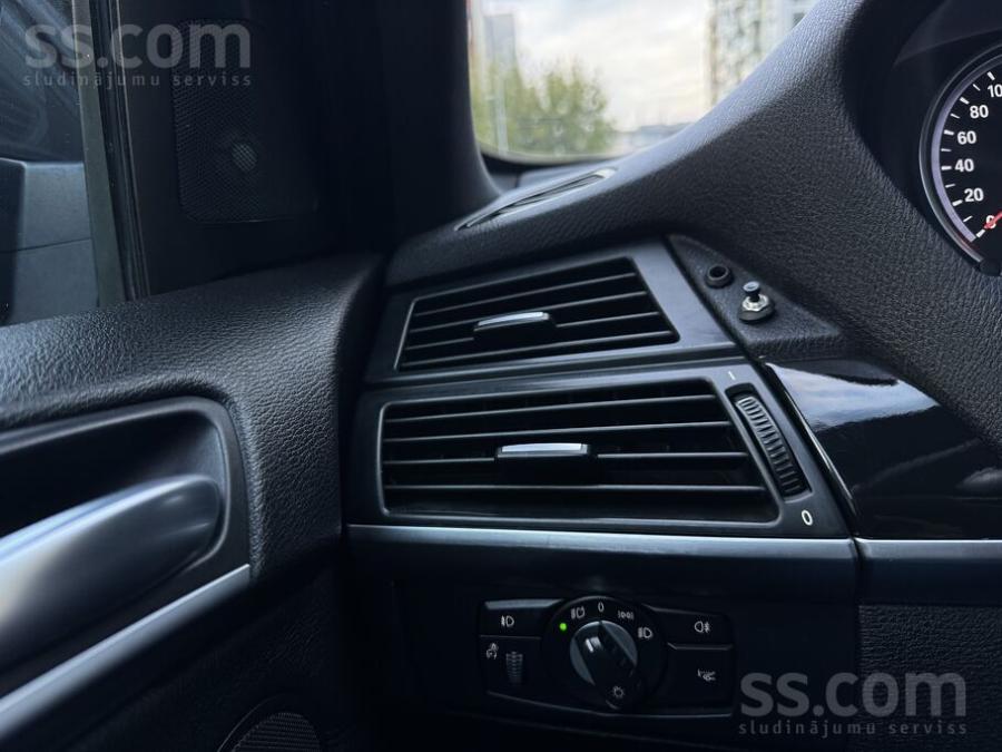 Black BMW X5 2007 in Riga, with an engine capacity of 3.00 L and mileage of 340 thousand km for 7990 €, photo 30 on AUTOMOTO.COM.LV