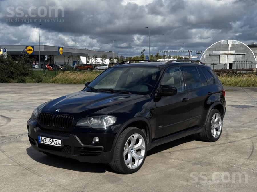 Black BMW X5 2007 in Liepaja, with an engine capacity of 3.00 L and mileage of 447 thousand km for 6890 €, photo 1 on AUTOMOTO.COM.LV