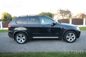 Black BMW X5 2007 in Riga, with an engine capacity of 3.00 L and mileage of 361 thousand km for 7500 €, photo 4 on AUTOMOTO.COM.LV
