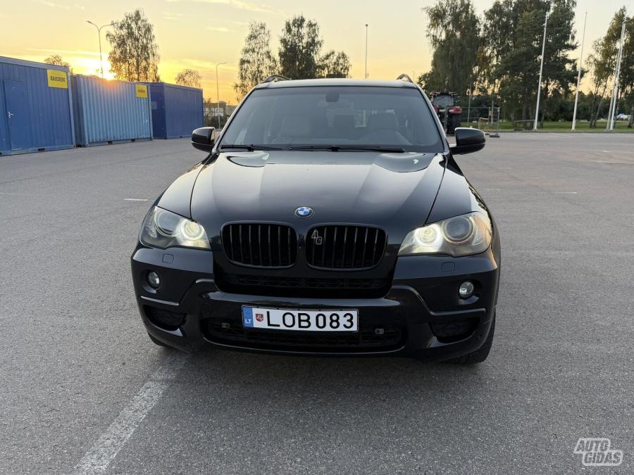 Black BMW X5 2007 in Utena, with an engine capacity of 3.00 L and mileage of 440 thousand km for 8950 €, photo 1 on AUTOMOTO.COM.LV