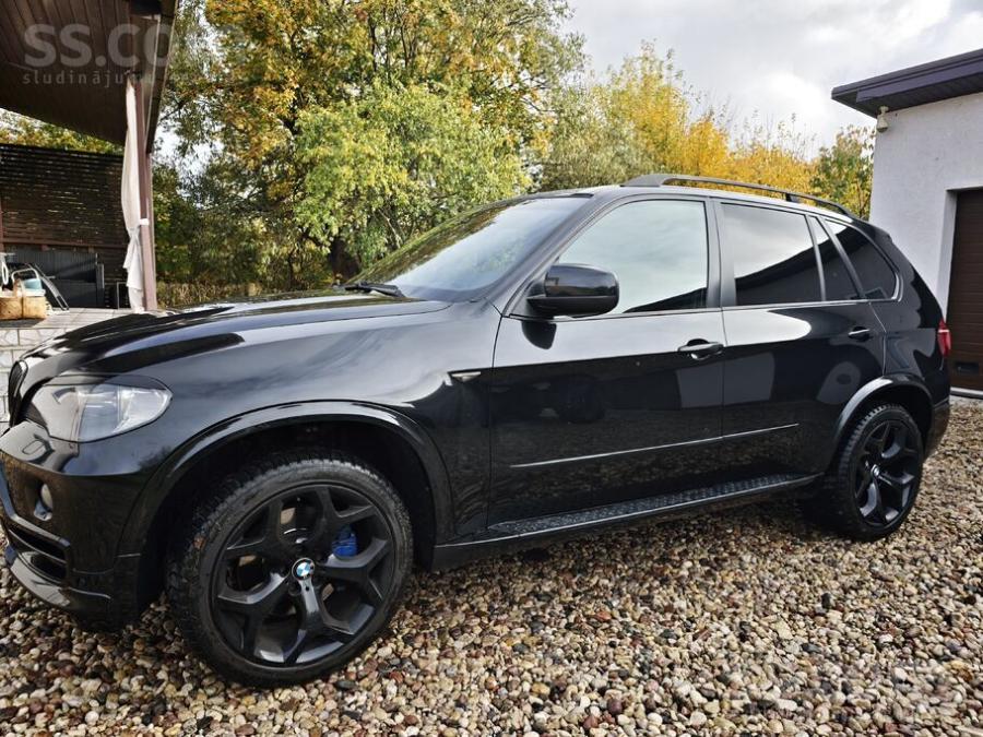 Black BMW X5 2007 in Rezekne, with an engine capacity of 3.00 L and mileage of 385 thousand km for 8300 €, photo 3 on AUTOMOTO.COM.LV