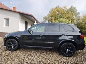 Black BMW X5 2007 in Rezekne, with an engine capacity of 3.00 L and mileage of 385 thousand km for 8300 €, photo 4 on AUTOMOTO.COM.LV