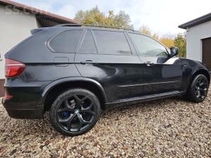 Black BMW X5 2007 in Rezekne, with an engine capacity of 3.00 L and mileage of 385 thousand km for 8300 €, photo 5 on AUTOMOTO.COM.LV