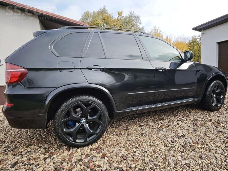 Black BMW X5 2007 in Rezekne, with an engine capacity of 3.00 L and mileage of 385 thousand km for 8300 €, photo 5 on AUTOMOTO.COM.LV
