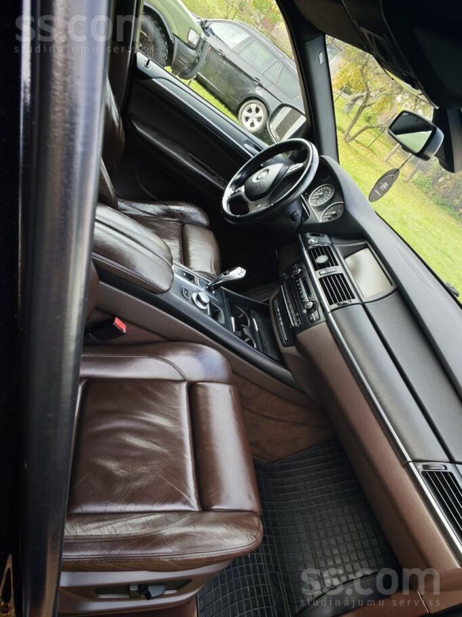 Black BMW X5 2007 in Rezekne, with an engine capacity of 3.00 L and mileage of 385 thousand km for 8300 €, photo 7 on AUTOMOTO.COM.LV