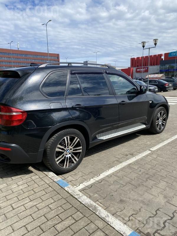 Black BMW X5 2008 in Riga, with an engine capacity of 3.00 L and mileage of 321 thousand km for 8500 €, photo 3 on AUTOMOTO.COM.LV