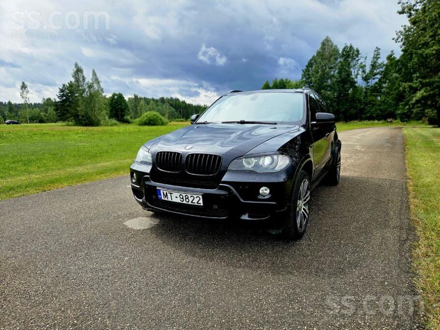 Black BMW X5 2008 in Riga, with an engine capacity of 3.00 L and mileage of 337 thousand km for 11000 €, photo 1 on AUTOMOTO.COM.LV