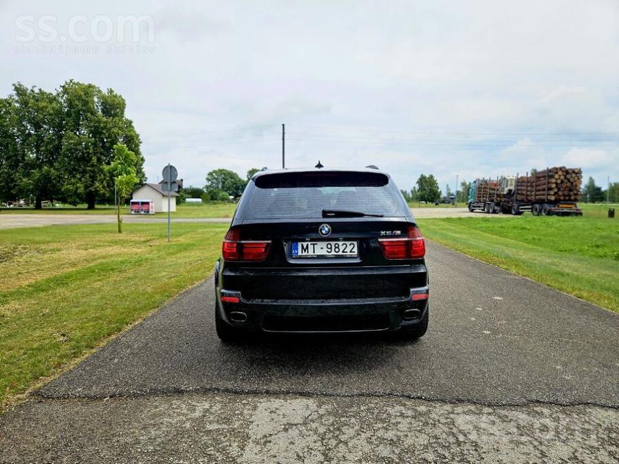 Black BMW X5 2008 in Riga, with an engine capacity of 3.00 L and mileage of 337 thousand km for 11000 €, photo 4 on AUTOMOTO.COM.LV