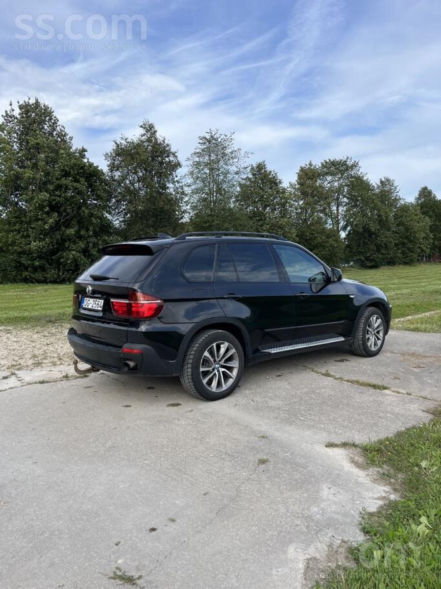Black BMW X5 2008 in Riga, with an engine capacity of 3.00 L and mileage of 400 thousand km for 7990 €, photo 1 on AUTOMOTO.COM.LV