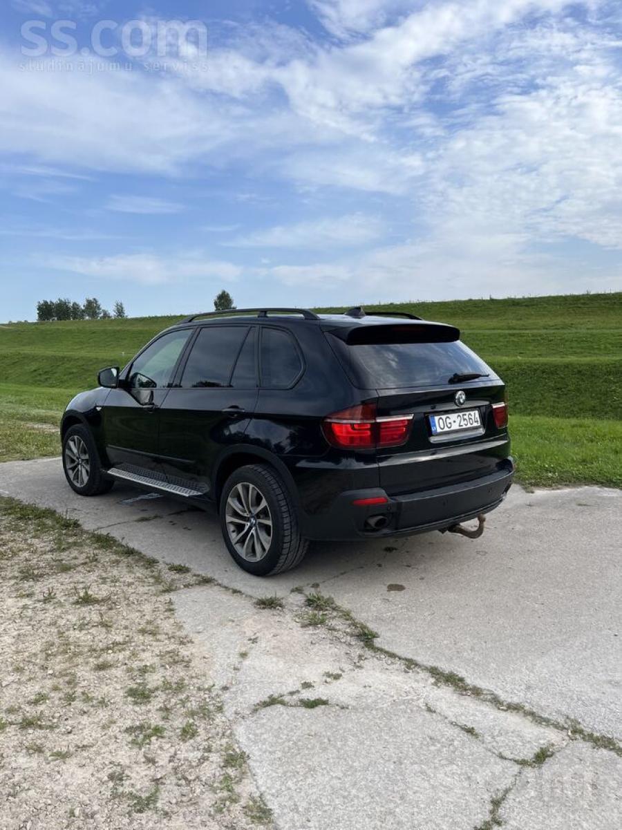 Black BMW X5 2008 in Riga, with an engine capacity of 3.00 L and mileage of 400 thousand km for 7990 €, photo 3 on AUTOMOTO.COM.LV